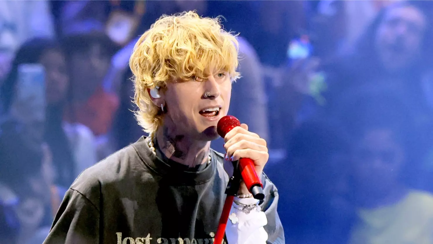 MGK Surprises Friends with Strange Eating Habits - Zajel News